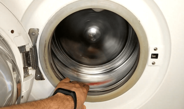 세탁기에 ''치약''을 가득짜서 돌리세요, 물때 세균 10만마리 전부 박멸됩니다.